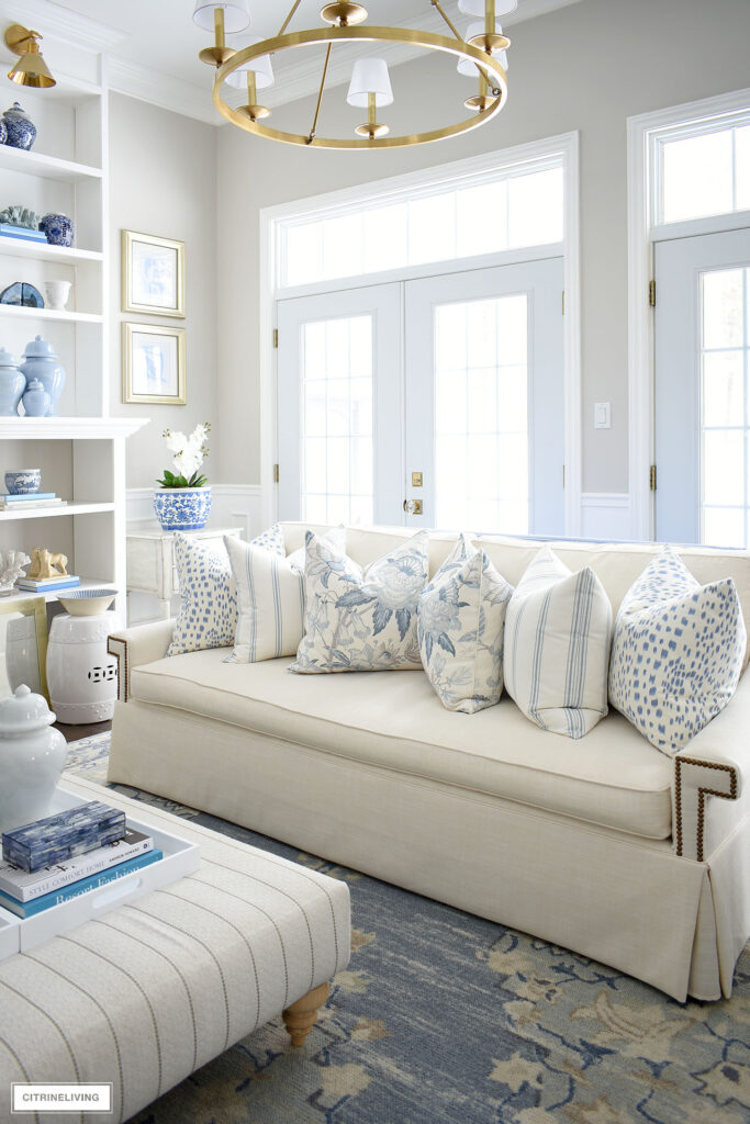 LIVING ROOM SPRING DECOR IN BLUE + WHITE | CITRINELIVING
