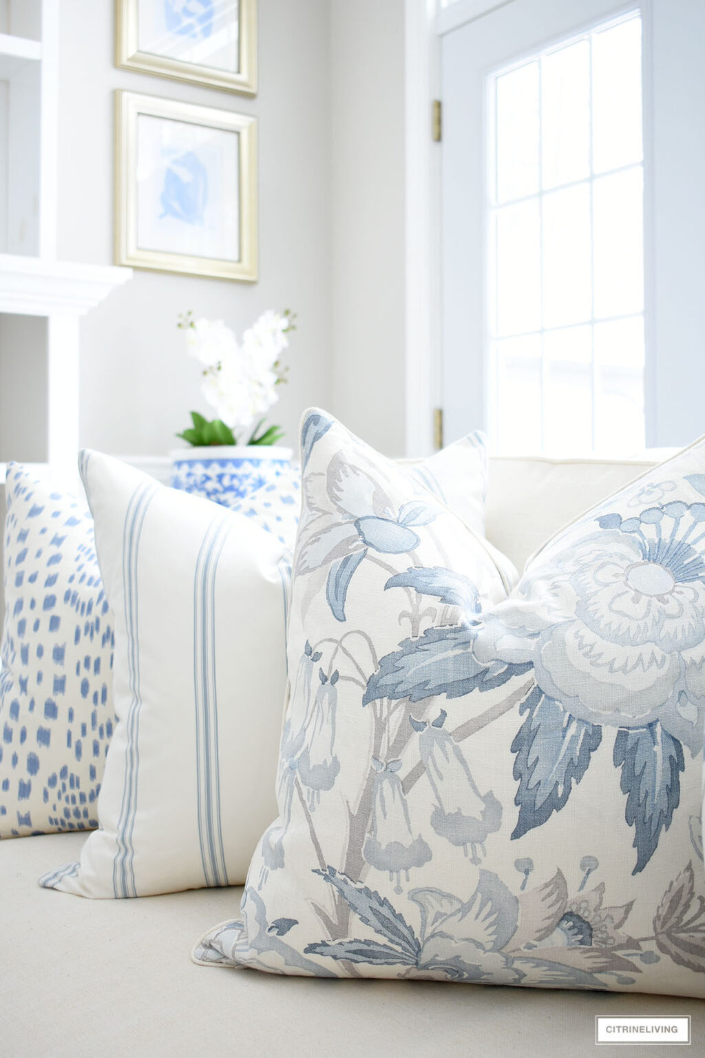 LIVING ROOM SPRING DECOR IN BLUE + WHITE | CITRINELIVING