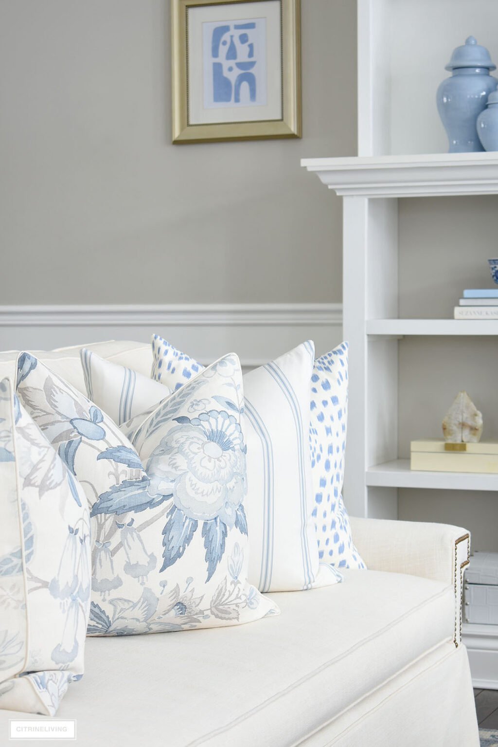 LIVING ROOM SPRING DECOR IN BLUE + WHITE | CITRINELIVING