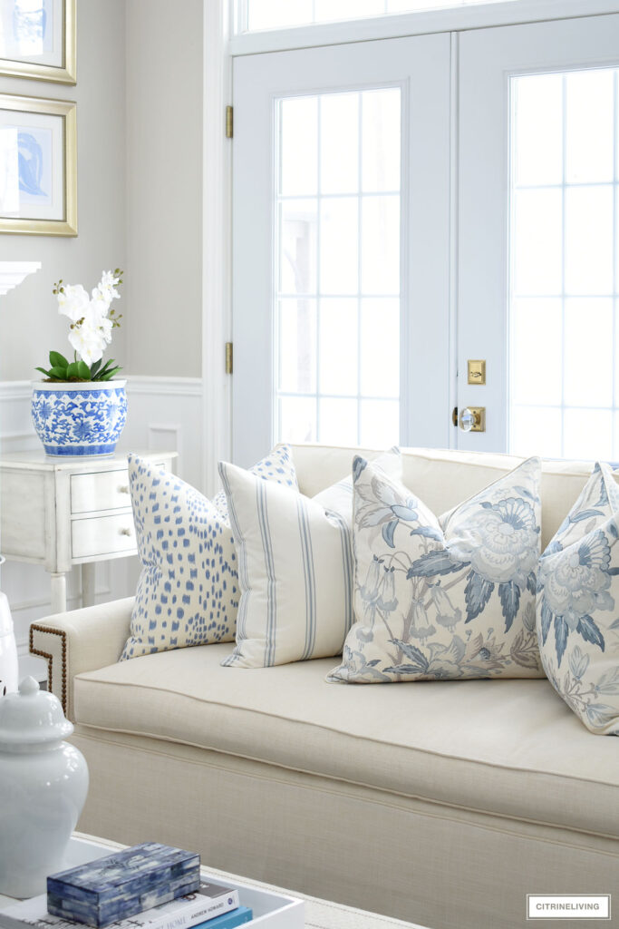 LIVING ROOM SPRING DECOR IN BLUE + WHITE | CITRINELIVING
