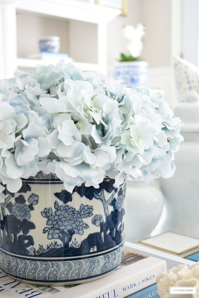 LIVING ROOM SPRING DECOR IN BLUE + WHITE | CITRINELIVING