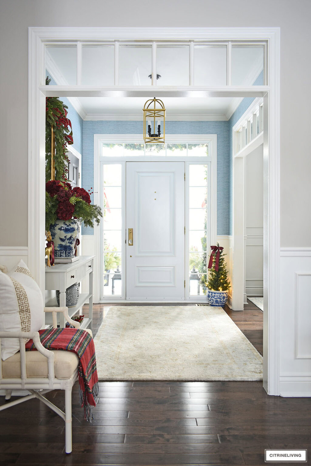TRADITIONAL CHRISTMAS ENTRYWAY | CITRINELIVING